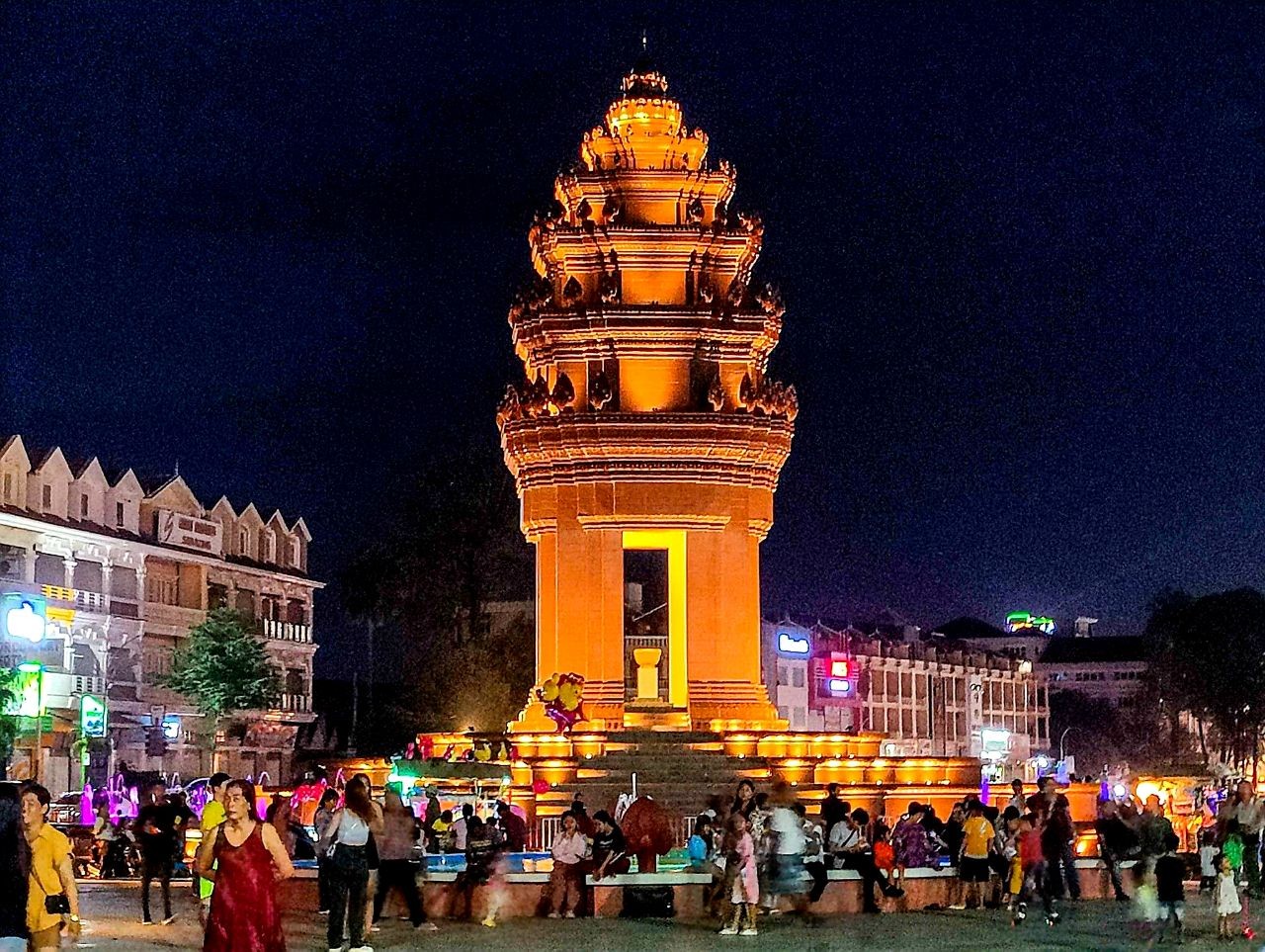 ភ្ញៀវទេសចរជាតិ និងអន្តរជាតិមានការកើនឡើងខ្លាំង ខណៈសមិទ្ធផលវិមានឯករាជ្យ ...