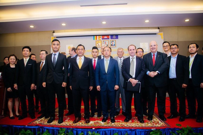 ក្រុមហ៊ុនខ្មែរ Royal ...